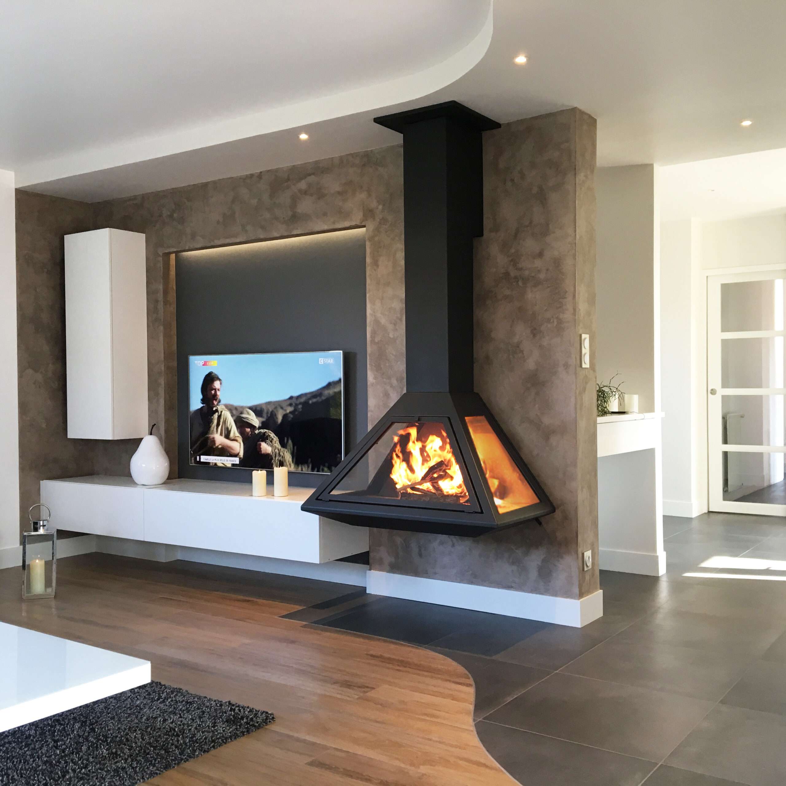 Cheminée moderne design suspendu | Vyrosa