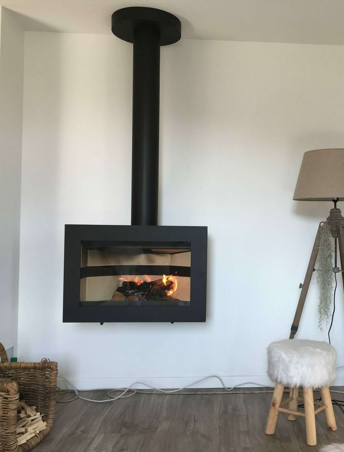 Poêle à bois suspendu mural en acier Olivia | Vyrosa